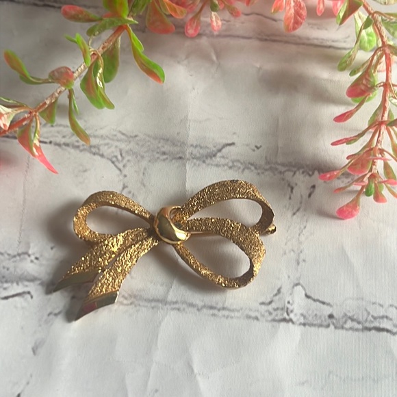 Boucher | Jewelry | Boucher Gold Toned Bow Broochpin Rare Collectible ...